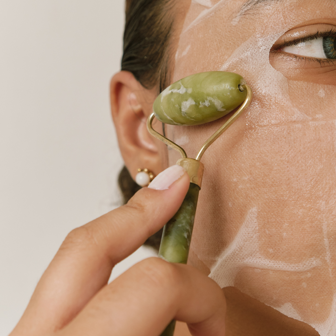 Desliza hacia una Piel Radiante: Los Secretos de los Roller Faciales ...